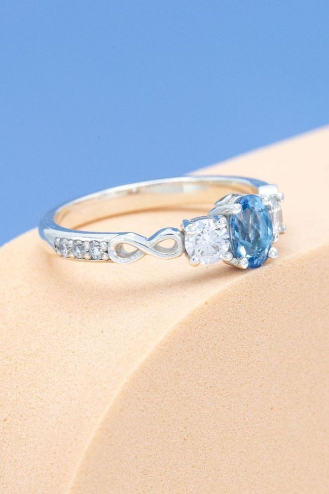 27 Unique Engagement Rings That Will Make Her Happy